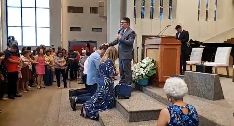 Bolsonaro vai em culto e recebe oração em igreja evangélica