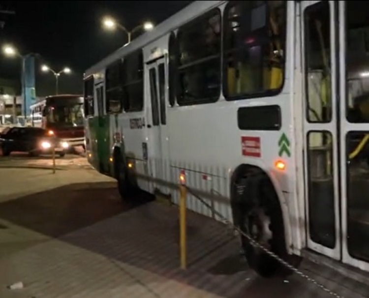 Homem assalta ônibus da linha 450 em Manaus