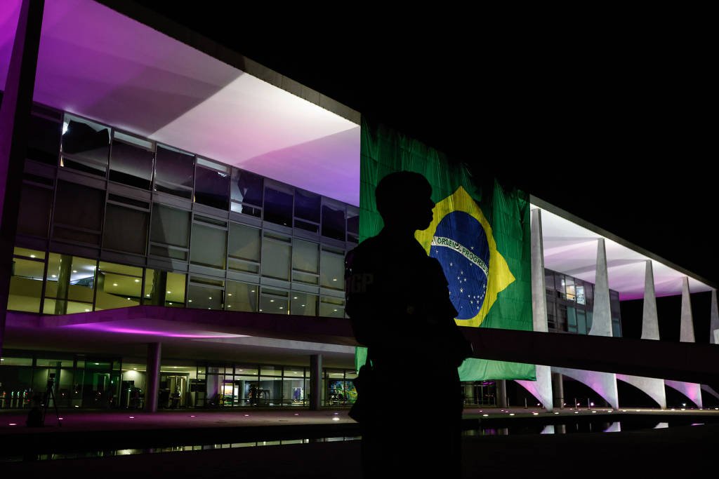 Bolsonaro manda estender bandeira gigante do Brasil no Palácio do Planalto
