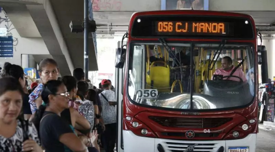 Rodoviários anunciam greve de ônibus em Manaus e população sofre transtorno