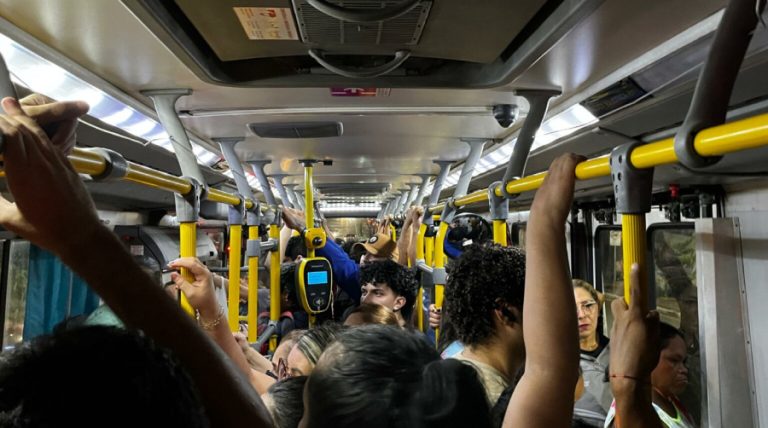 Ônibus circulam normalmente nesta sexta (12) após greve em Manaus