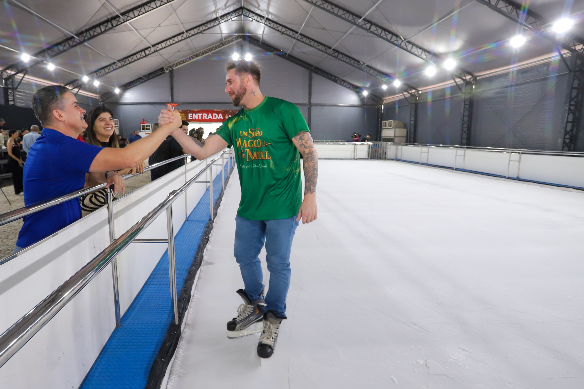 Prefeito David Almeida apresenta pista de patinação no gelo em Manaus ...