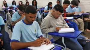 Participante do Pé-de-Meia ganha R$ 200 se fizer dois dias de Enem