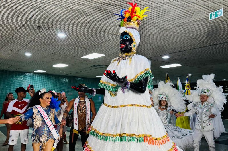 Chegada da boneca Kamélia abre oficialmente o Carnaval de Manaus 2026