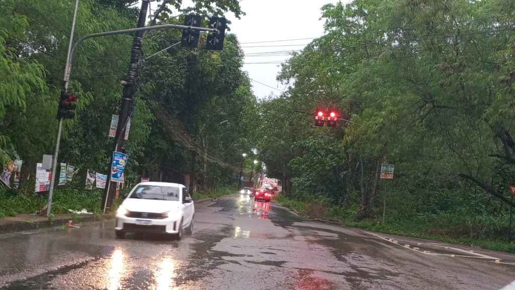 Manaus amanhece sob forte chuva e Defesa Civil emite alerta