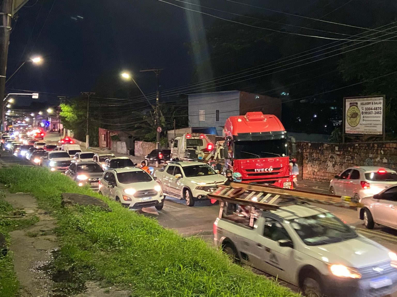 Caminhão guinchado colide com carro em cruzamento de Manaus e trânsito ...