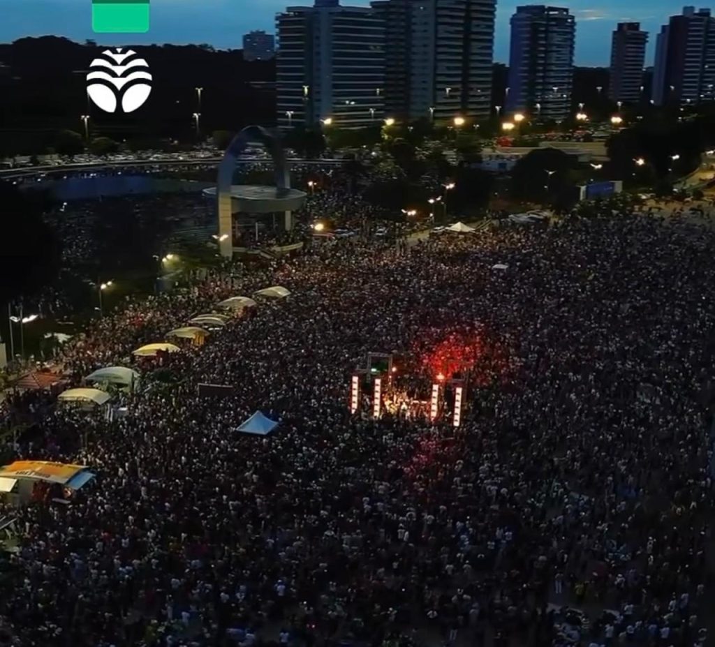 Milhares de cristãos participaram do evento “Amanhecer Manaus” durante ...