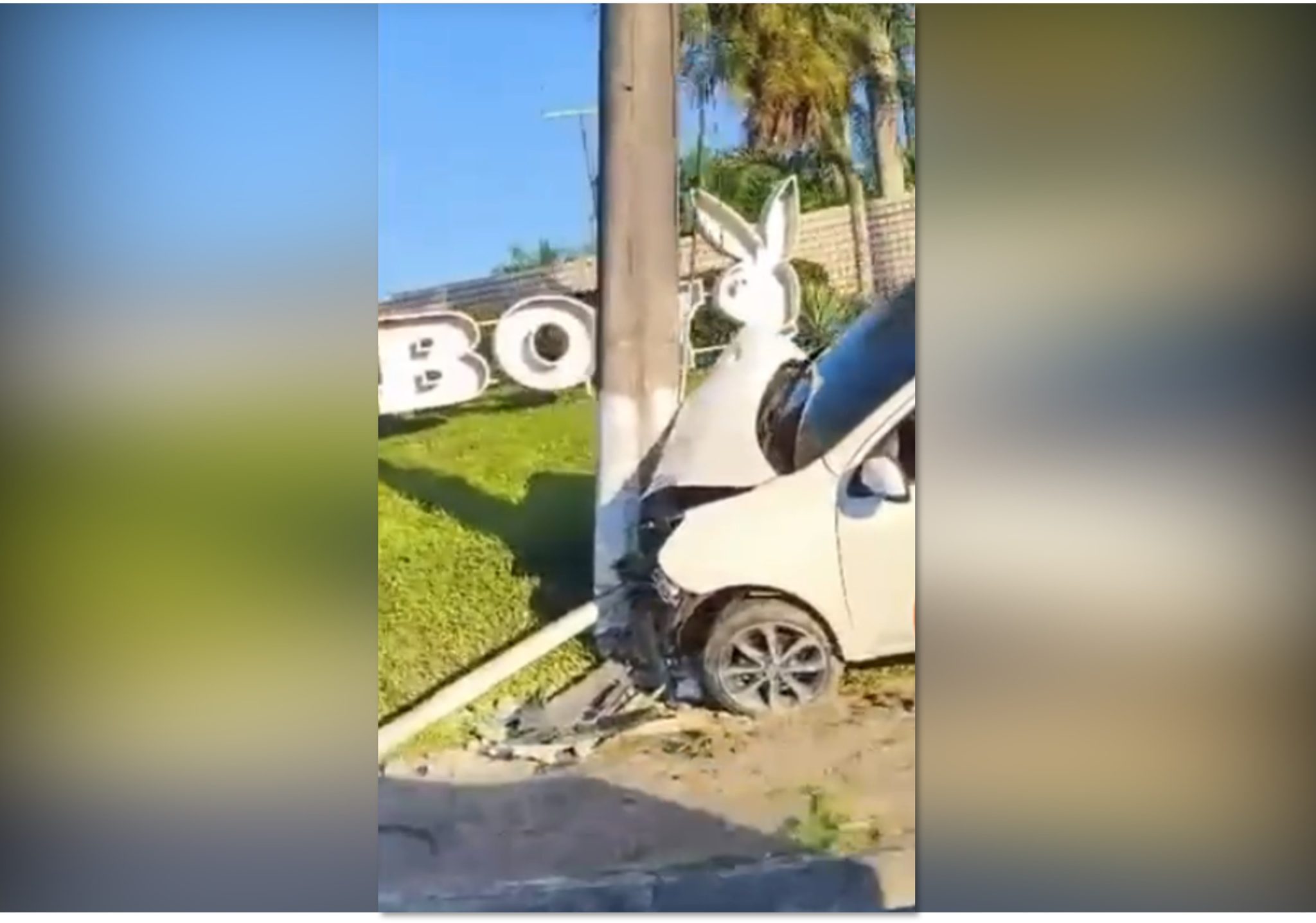 Carro colide contra poste na avenida Torquato Tapajós, em Manaus