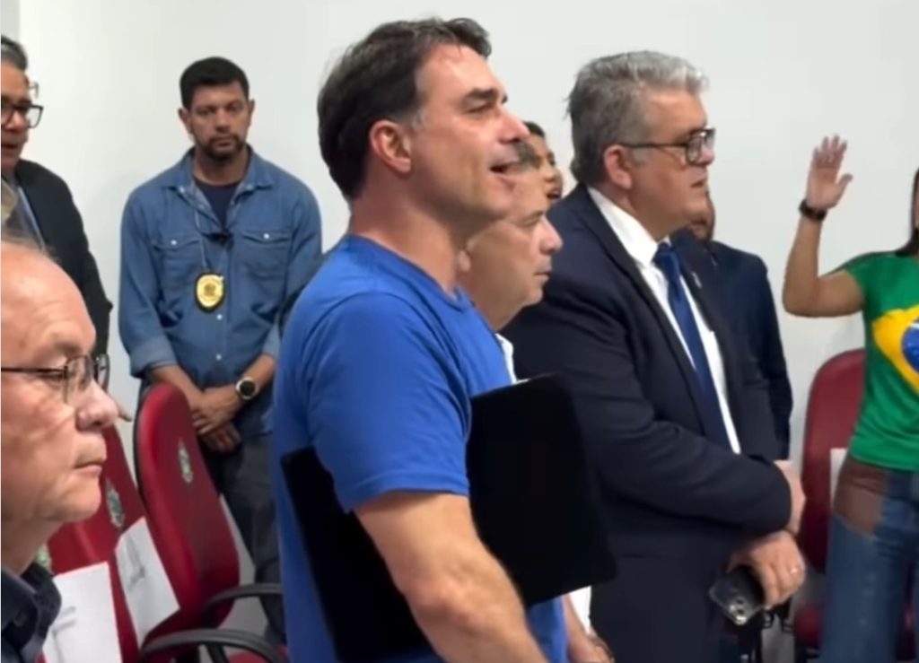 Flávio Bolsonaro participa de culto em Belém e recebe homenagem de ...