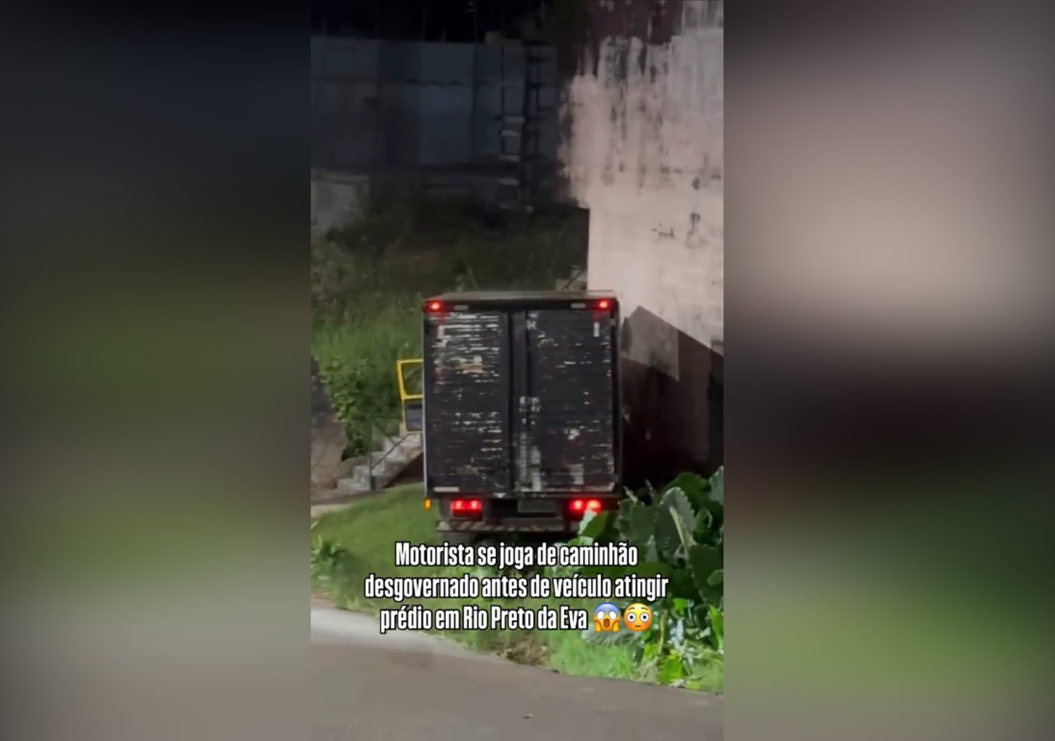 Motorista salta de caminhão desgovernado antes de colisão contra prédio ...